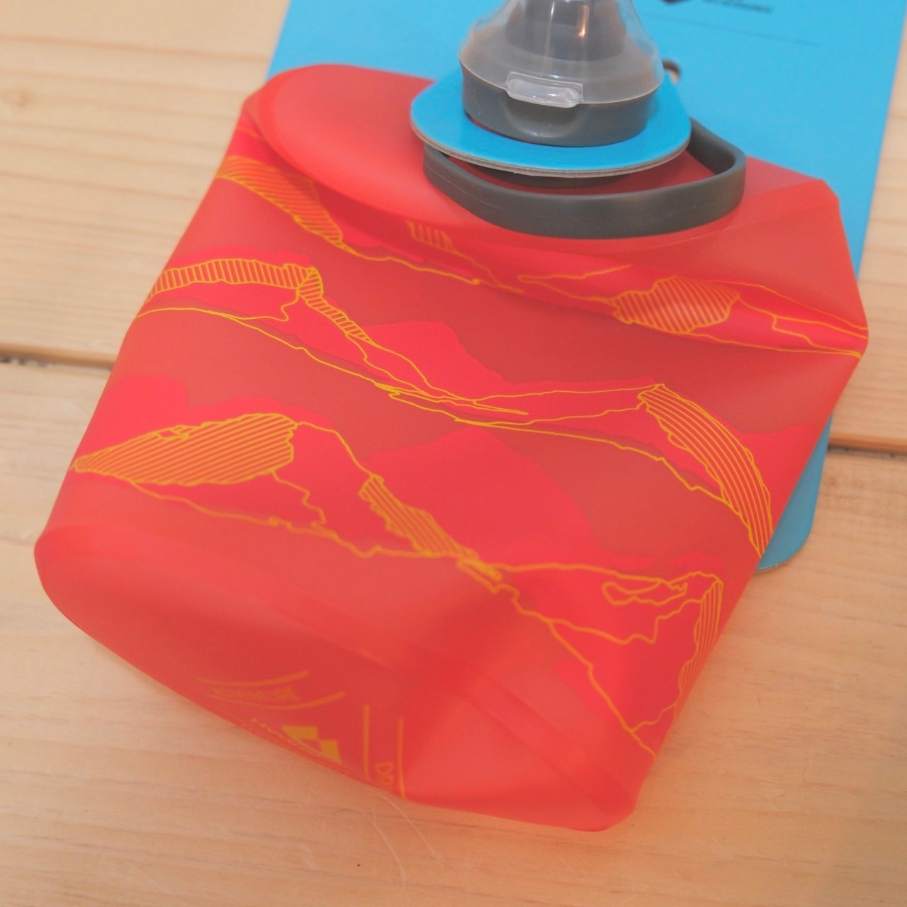 ストウボトル マウンテン STOW FLEXIBLE BOTTLE（山デザイン）【HydraPak】 – SANKAKU STAND